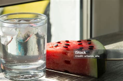 아이스크림 선반에 달콤한 수박의 삼각형 조각과 나무 표면에있는 카페에서 얼음과 차가운 음료 광학 작용에 대한 스톡 사진 및 기타 이미지 Istock