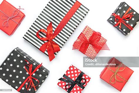 흰색 배경 위에 포장 재가 있는 검은색과 흰색 줄무늬 점선 및 빨간색 종이로 감싼 선물 상자 다양한 디자인포장은 준비를