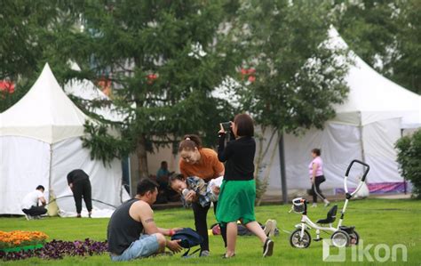 ФОТО Төв цэнгэлдэхэд наадамлаж яваа зочид