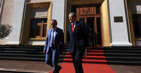 Fotot Krah Për Krah Me Luftëtarin” E Krimit Politika