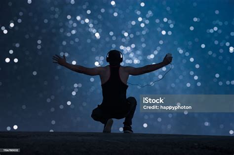 헤드폰을 쓰고 있는 한 남자가 손을 들어 올렸다 별이 빛나는 보케 배경 별에 대한 스톡 사진 및 기타 이미지 별 헤드폰 남자 Istock