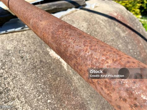 정유 공장 석유 화학 공장에서 액체 및 건설을 펌핑하기위한 구멍이있는 대지의 녹슨 철 금속 산업 파이프 0명에 대한 스톡 사진 및 기타 이미지 Istock