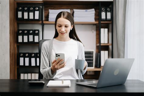 여성 사무실 여성 창업가의 초상화는 커피숍에 앉아 사무실 책상에 앉아 노트북을 들고 일하고 창업하고 일하는 것에 대해 공상한다