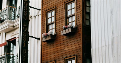 집 밖의 거리 건축 거리 풍경 건물 건축 건축 세부 사항 고전적인 스타일 관광 관광지 꽃 꽃 상자 꽃 장식 도시 도시 거리 도시 건축 도시