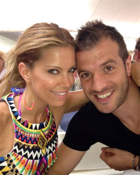 Sylvie Rafael Van Der Vaart Entspannt Am Strand Galade