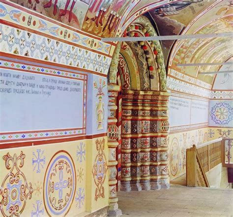 Входные двери церкви Спаса-Преображения в Спасо-Яковлевск. мон. [1911 год]