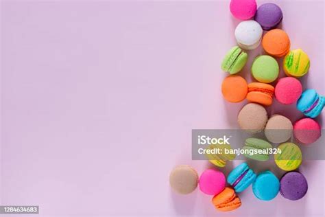 핑크 파스텔 배경 상단보기에 봉투와 케이크 마카롱 또는 마카롱과 창조적 인 구성 플랫 레이 터키 중동 마카롱 직접 위 디저트