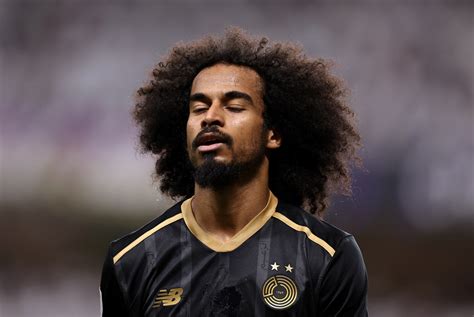 أكرم عفيف يرد على منتقدي احتفاله أمام العين وتفاعل على فيديو له نجا