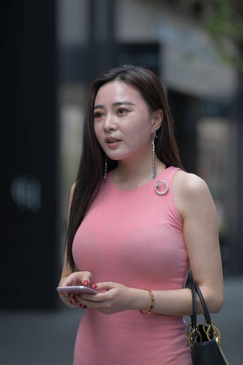 훈훈의 작품 속에는 핑크색 힙스커트를 입은 매력적인 젊은 여성의 사진이 담겨 있다 V PH