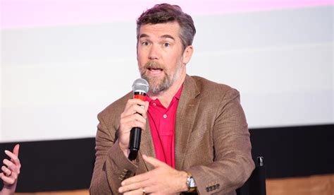 Who Is Patrick Brammall Anne Hathaways Love Interest In The Devil