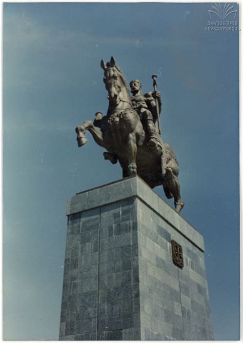 Iverieli დავით აღმაშენებლის ძეგლი ქუთაისში