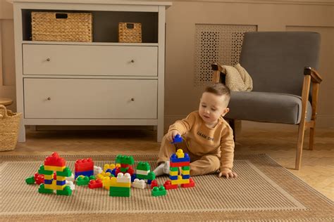 실내에서 다채로운 블록으로 놀고 있는 유아 · 무료 스톡 사진