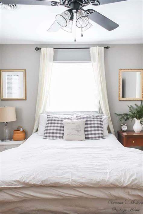 50 Ideas for Placing a Bed in Front of a Window