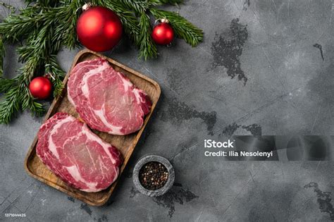 크리스마스 트리가있는 신선한 생 갈비 눈 스테이크 회색 돌 테이블 배경 상단 보기 플랫 레이 텍스트 복사 공간 스테이크에 대한 스톡 사진 및 기타 이미지 Istock
