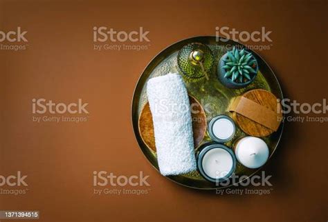 구리 트레이에 천연 화장품과 스파 제품이 있는 완벽한 스파 는 여전히 살아있습니다 복사 공간이 있는 배경입니다 0명에 대한 스톡 사진 및 기타 이미지 Istock