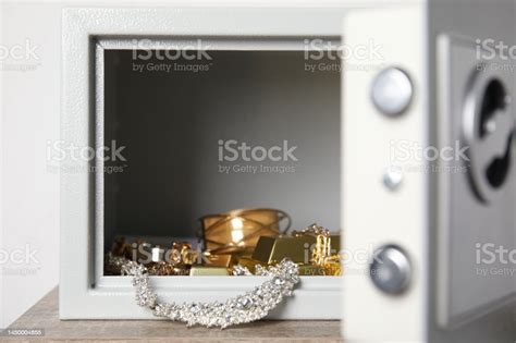 흰색 배경에 나무 테이블에 금괴와 보석이 있는 열린 강철 금고 금고 보안 장비에 대한 스톡 사진 및 기타 이미지 금고 보안 장비 보석 개인 장식품 안전 Istock