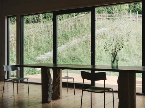 ფოტოფაქტი სახლი ტყის პირას გასაოცარი ხედებითა და თანამედროვე