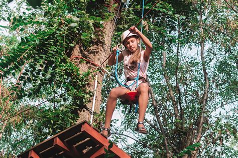 로프 파크 클라이밍 센터 보호 장비로 걷기 모험 공원에서 재생 십대 소녀는 장애물을 통과한다 극단적 인 어린이의 레저 및 엔터테인먼트 영리하고 용감한 아이들을위한 스포츠