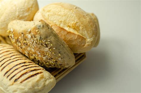 고리버들 트레이에 담긴 다양한 종류의 빵 맛있고 신선한 롤 갈색에 대한 스톡 사진 및 기타 이미지 갈색 건강한 생활방식 건강한 식생활 Istock