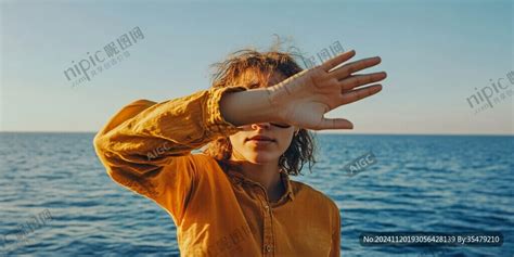 Ai创作图面向大海招手 少年与海 面朝大海的女孩 大海与少女 面对大海 拥抱大海海上风光 吹海风 望海的女孩 像海平面有道橙色金光 海边的少女 海上邮轮上 海上户外 海洋的背景下 遮住眼睛的