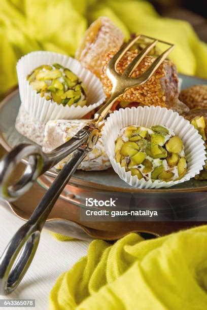 동부 과자입니다 꽃병에 피스타치오와 터키어 기쁨입니다 F 가루로 빻은에 대한 스톡 사진 및 기타 이미지 가루로 빻은 견과 달콤한 음식 Istock