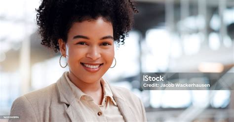 리더십 비즈니스 및 흑인 여성은 목표 사명 및 비전을 가지고 기업 직장에서 윙크합니다 성공 창업 및 행복한 마음가짐 동기 부여