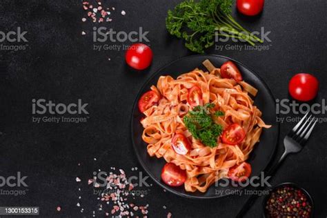 어두운 배경에 향신료와 허브를 곁들인 토마토 소스를 곁들인 맛있는 신선한 페이스트 0명에 대한 스톡 사진 및 기타 이미지 0명 건강한 식생활 그릇 Istock