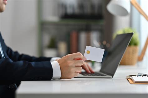 플라스틱 카드를 들고 노트북에서 온라인으로 신용 카드로 결제하는 자른 총을 쏜 사업가 전자 상거래 인터넷 뱅킹 개념 30 34세에 대한 스톡 사진 및 기타 이미지 Istock