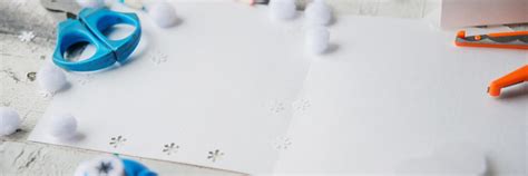 크 래 프 트 만들기입니다 인사말 카드 만들기 색종이 아플 리 케 수 제 가 위 접착제 페인트 브러시입니다 어두운 나무 배경입니다 학 용품 0명에 대한 스톡 사진 및 기타