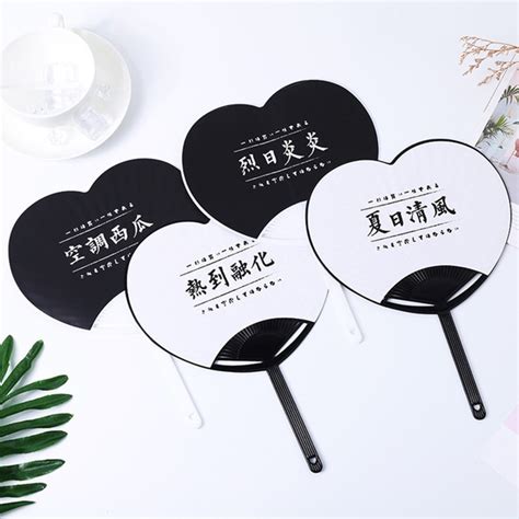 10 Pcs 하트 모양의 둥근 팬 시원한 여름 휴대용 손 팬 색상 임의의 색상 패턴 배송 여름 물건