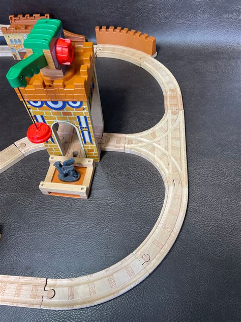 Thomas And Friends Train Wood Castle King Of The Railway Crane Griffin Millie Toy 4680418304