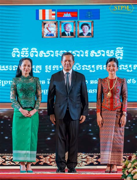 មេដាយ និងគ្រឿងឥស្សរិយយស ជាង២០០០គ្រឿង សម្ដេចធិបតី ហ៊ុន ម៉ាណែត បំពាក់ជូនលោកគ្រូ អ្នកគ្រូ សិល្បករ