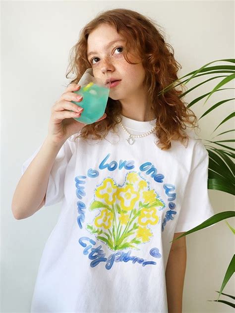 생동감 넘치는 플라워 And 레터링 페인팅이 돋보이는 티셔츠입니다 시원한 블루 레모네이드를 머금은 듯한 청량한 색감이 상쾌한 여름날의 무드를 만들어준답니다 세탁 후 형태가