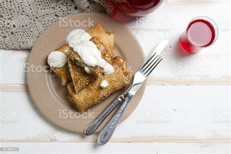 러시아 전통 팬케이크여러박제 사 우 어 크림 딜 양파 계란 달걀에 대한 스톡 사진 및 기타 이미지 달걀 러시아 목재 재료 Istock