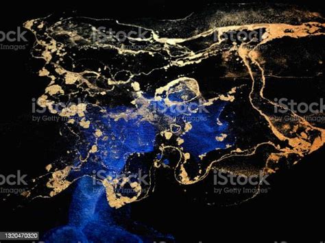 검은 배경에 황금과 파란색 페인트 유체 예술 성운 은하 반짝 추상회화 돌 질감 0명에 대한 스톡 사진 및 기타 이미지 0명 검은색 금 금속 Istock