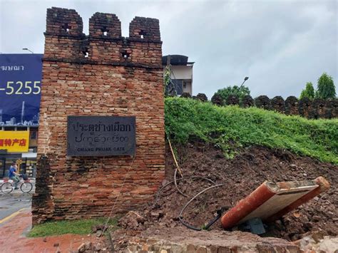 กำแพงประตูช้างเผือกเชียงใหม่ผังถล่มหลังฝนหนักดินอุ้มน้้ำไม่ไหว ชาวบ้านหวั่นลางบอกเหตุ
