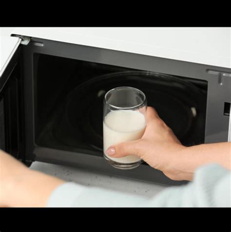 Защо не трябва да загрявате млякото в микровълновата и как да го направите безопасно За Жената