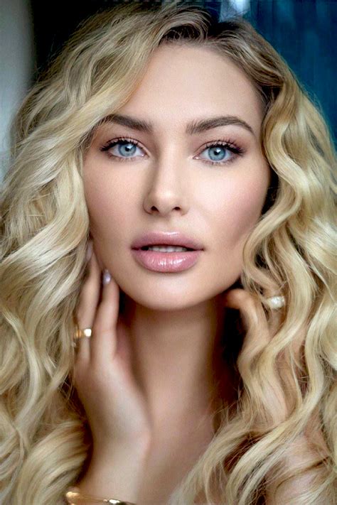 Editha High Class Escort Dolls And Roses