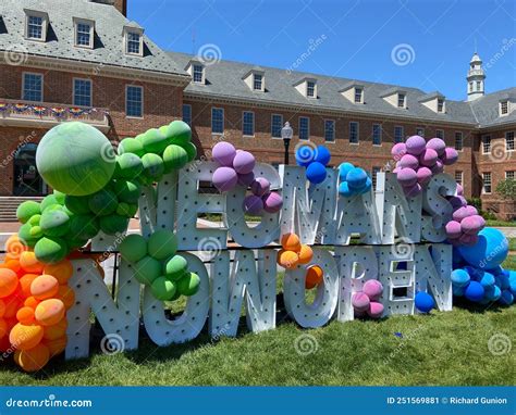 Grand Panneau Douverture Et Ballons De Lépicerie Wegmans à Washington Dc Photo éditorial
