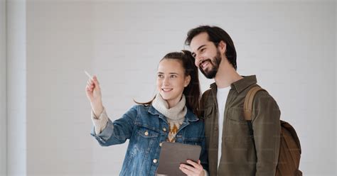 태블릿이 움직이고 새로운 아파트 새 집 재배치 개념으로 계획하는 행복한 젊은 부부 사진 Unsplash의 초상 이미지