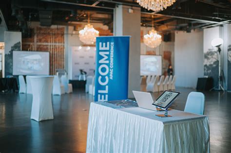 접수 데스크 세미나 비즈니스 컨퍼런스 홀 등록 테이블과 디지털 테이블의 Qr 코드 셀프 체크인 카운터 태블릿에 대한 스톡 사진 및 기타 이미지 Istock