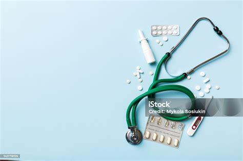 의료 배경 청진기와 테이블에 많은 다른 다양한 의학 정제 또는 알 약 닫습니다 헬스케어 약국 및 의학 개념 처방전 문서에 대한