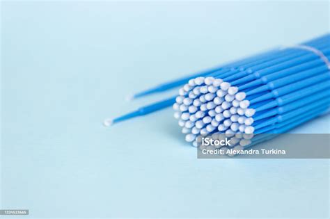 블루 마이크로 브러시 속눈썹과 치아를 청소하기위한 작은 브러시 파란색 배경입니다 치과 속눈썹 확장 건강관리와 의술에 대한 스톡 사진 및 기타 이미지 Istock