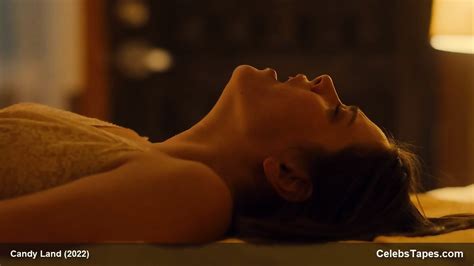 Virginia Rand Jest Naga Rozkładając Nogi I Pokazując Wargi Sromowe I