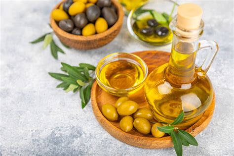 질감 배경에 병에 담긴 올리브 오일 올리브의 가지와 열매가 달린 기름 병 텍스트를 위한 위치입니다 복사 공간 식용유와 샐러드 드레싱 건강한 생활방식에 대한 스톡 사진 및