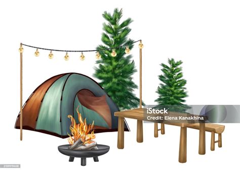 나무 피크닉 테이블과 전나무 사이 숲에서 모닥불을 피우는 캠프장 자연 공원 및 자연 보호 구역으로의 관광 여행 친구 및 가족과의 아늑한 회의 고립된 그림 가족에 대한 스톡