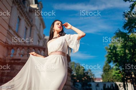 야외에서 하얀 웨딩 드레스를 입고 아름 다운 여자입니다 한 어깨 드레스 액세서리와 보석 개인 장식품에 대한 스톡 사진 및 기타 이미지 개인 장식품 결혼식 궁전