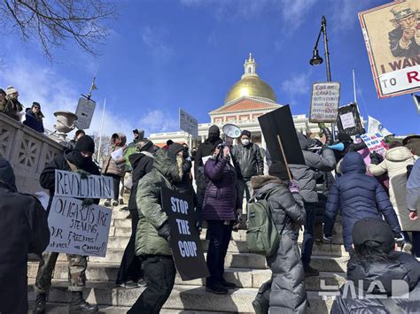 대통령의 날 왕들은 안돼 보스턴서 트럼프 머스크 반대 시위 대통령의 날 왕들은 안돼 보스턴서 트럼프 머스크 반대 시위