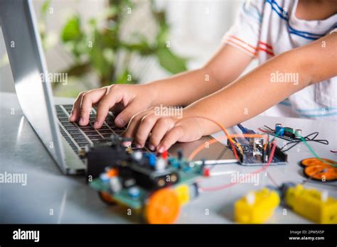 Asiatische Kind Junge lernt Codierung und Programmierung mit Laptop für