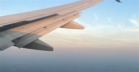 경로 경치 경치가 좋은 고도 공기 역학 공중 교통 구름 구름 위 기내 날개 날으는 분위기 비행 비행기 비행기 여행 상업 비행 수평선 스카이